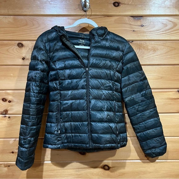 TNA | Jackets & Coats | Aritzia Tna Green Camouflage Puffer Jacket Size ...